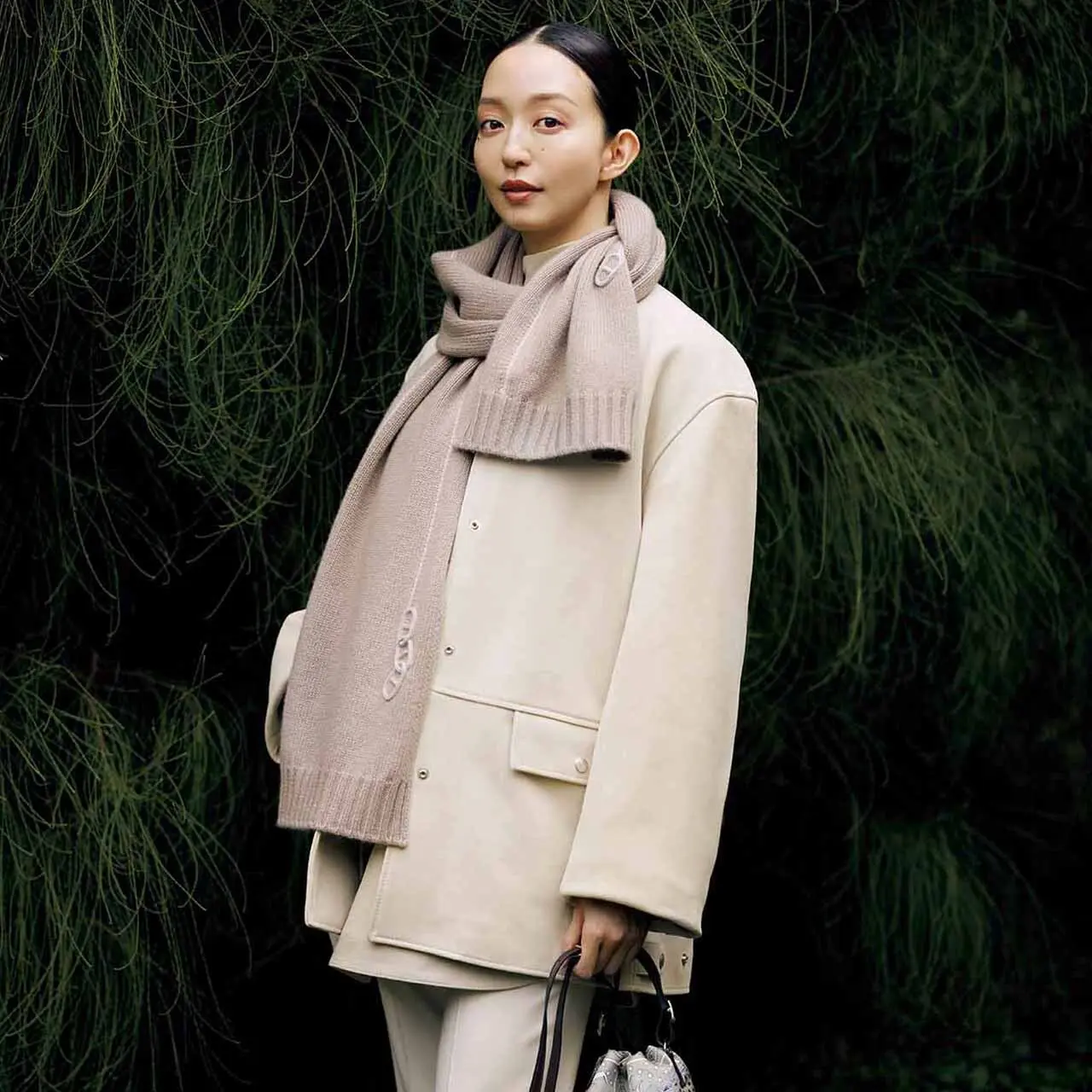 ボリューム感たっぷり！カシミヤ100％のマフラーが冬コーデのアクセントに【冬の主役になるエルメスのスカーフ】 | Web eclat | 50代女性のためのファッション、ビューティ ...