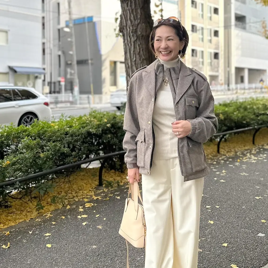 【おしゃれな40代・50代 冬の白パンツコーデ】エレガントな“冬の白”コーデに欠かせないパンツはこれ！ | Web eclat | 50代女性のためのファッション、ビューティ、ライフスタイル最新情報