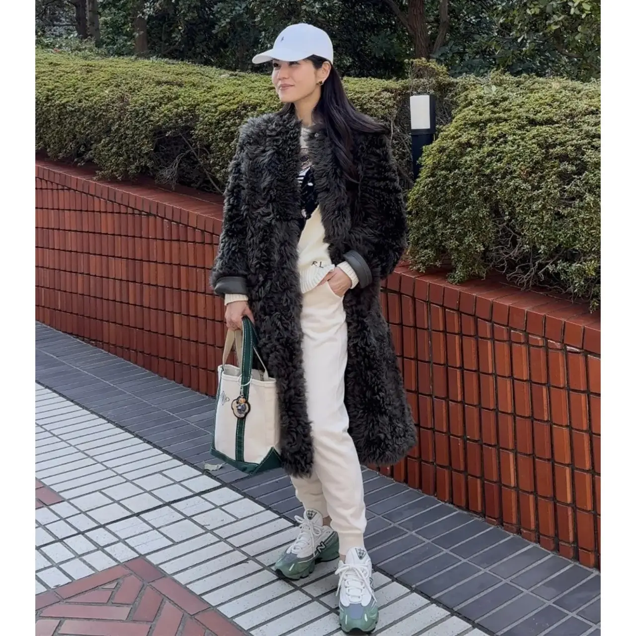 【40代・50代 白パンツコーデ7選】装いに抜け感と清潔感をプラスしてくれる冬の頼れるアイテム | Web eclat | 50代女性のためのファッション、ビューティ、ライフスタイル最新情報