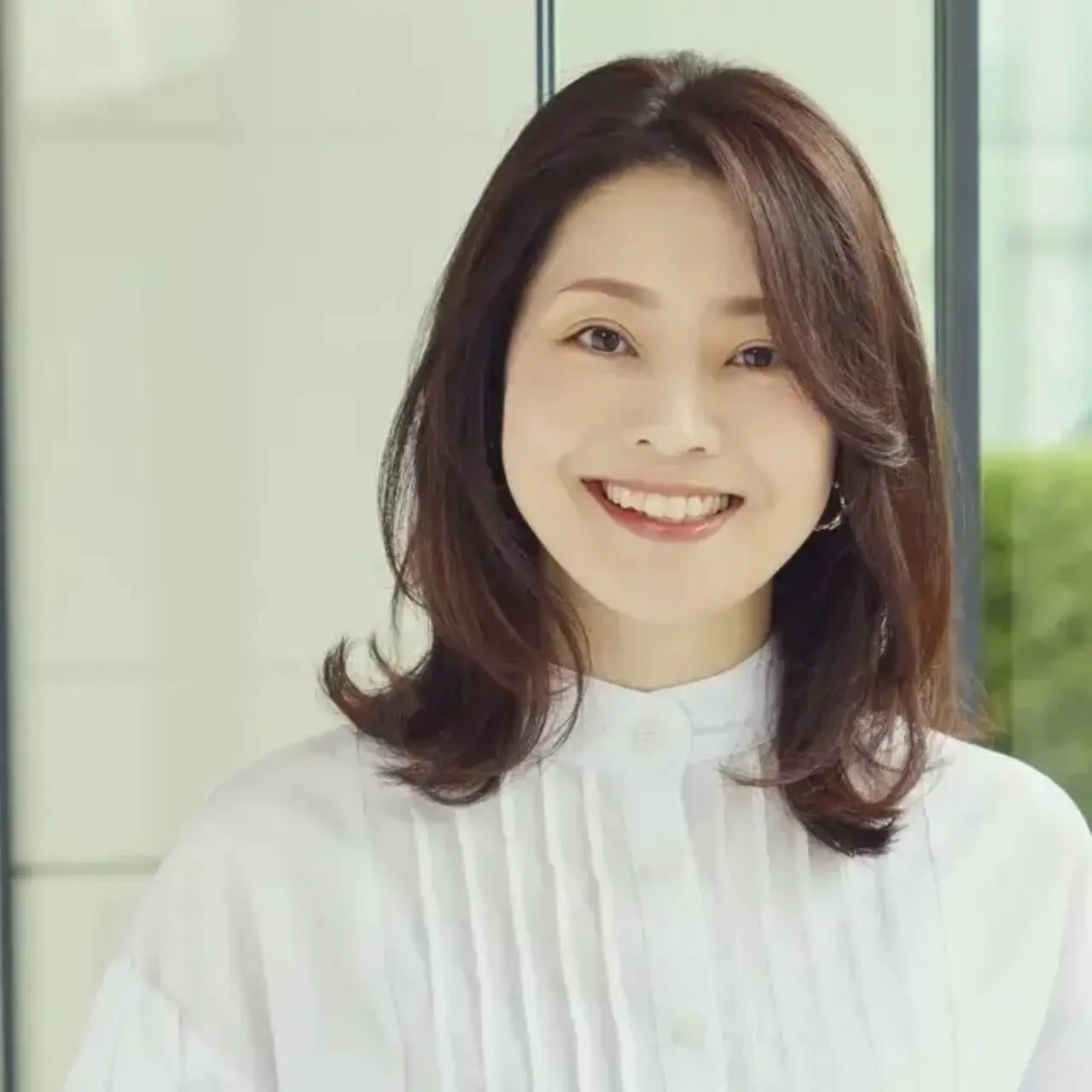 自然体なのにあか抜けて見える「50代の今どきミディアムヘア」5選 | Web eclat | 50代女性のためのファッション、ビューティ、ライフスタイル最新情報