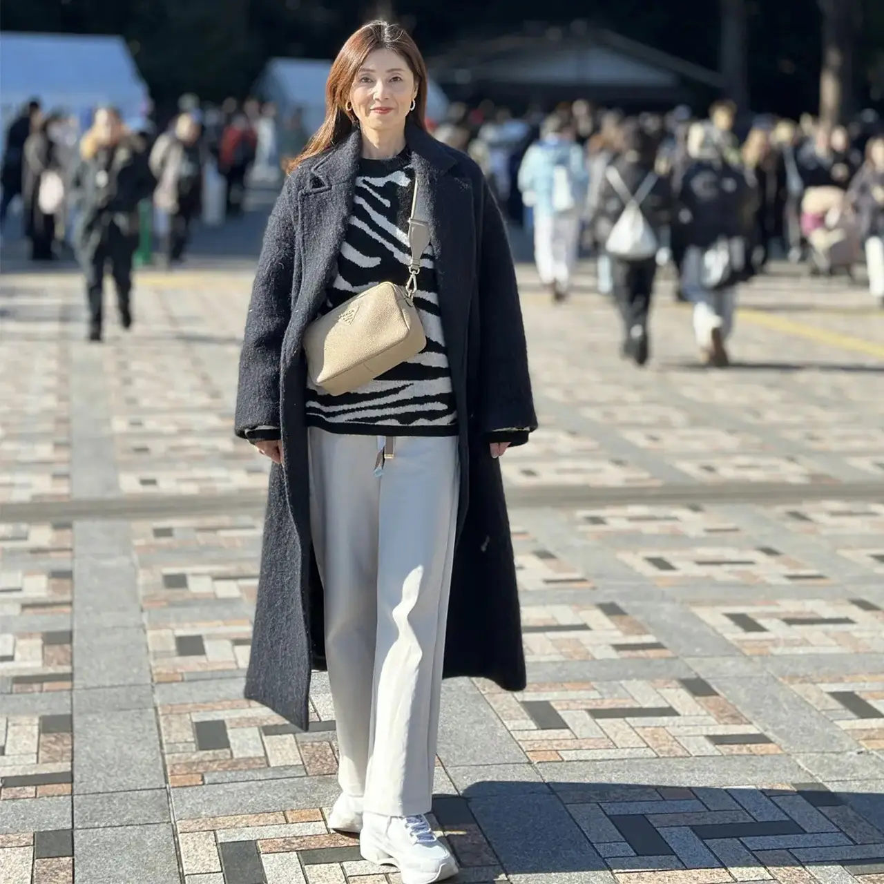 【40代・50代 白パンツコーデ7選】装いに抜け感と清潔感をプラスしてくれる冬の頼れるアイテム | Web eclat | 50代女性のためのファッション、ビューティ、ライフスタイル最新情報