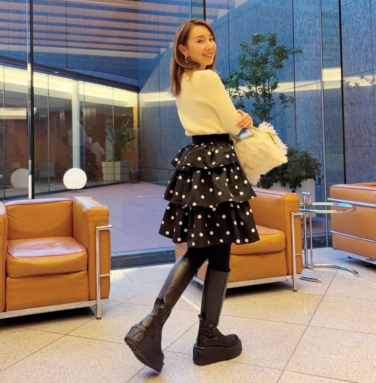 【おしゃれな40代・50代 冬の最愛スカートコーデ】個性が光る黒スカートで歩く姿も印象的に！ | Web eclat | 50代女性のためのファッション、ビューティ、ライフスタイル最新情報