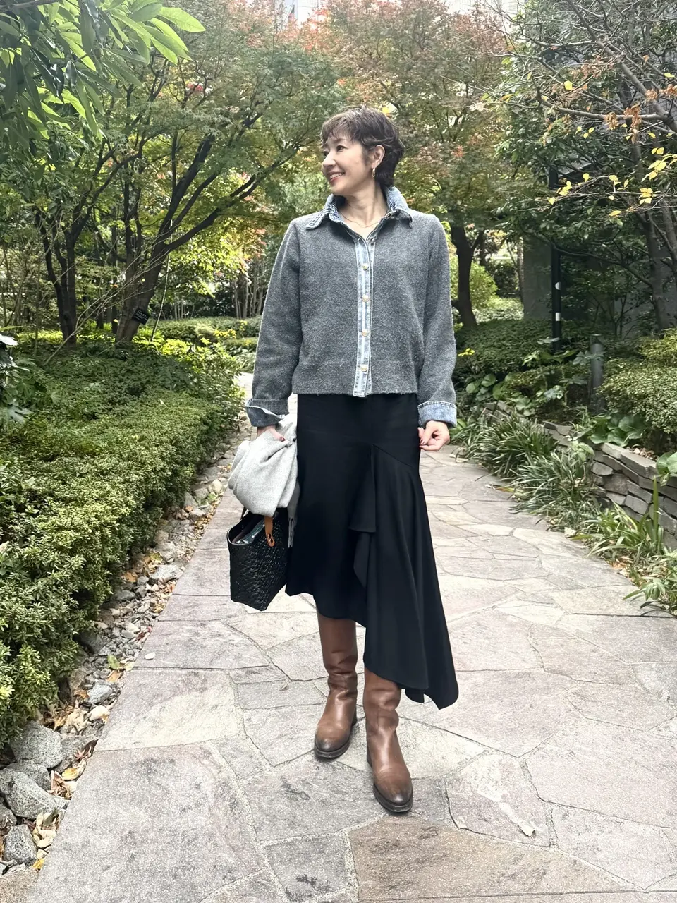 【おしゃれな40代・50代 冬の最愛スカートコーデ】個性が光る黒スカートで歩く姿も印象的に！ | Web eclat | 50代女性のためのファッション、ビューティ、ライフスタイル最新情報