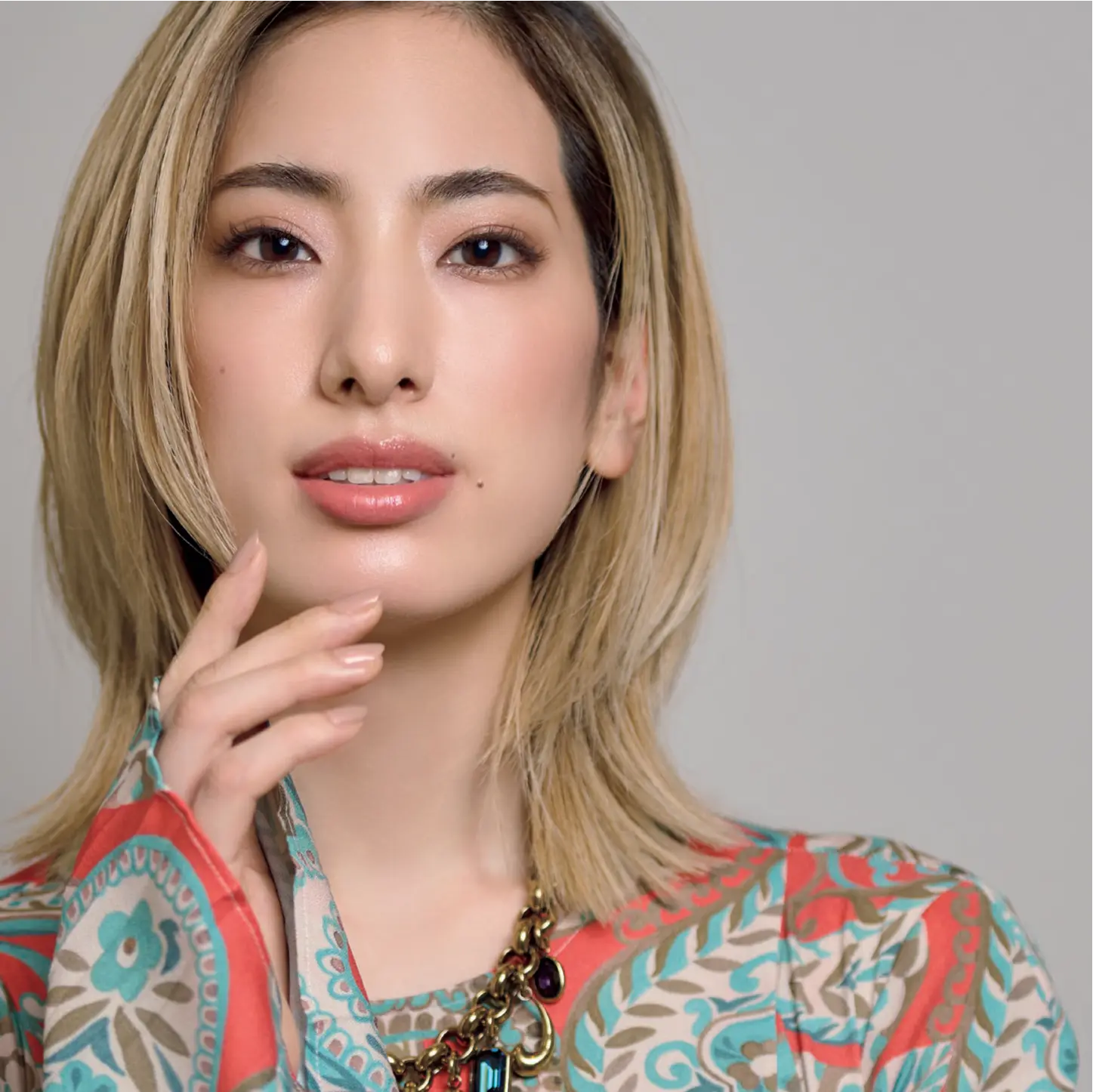 【柚香 光さんインタビュー】メンタルもフィジカルも、変貌する主人公のように私も変わっていきたい | Web eclat | 50代女性のためのファッション、ビューティ、ライフスタイル最新情報