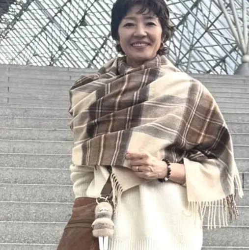 【おしゃれな40代・50代のストールコーデ】定番の「チェック柄ストール」を使った洗練コーデ＆ヘアスタイルのポイント | Web eclat | 50代女性のためのファッション、ビューティ ...