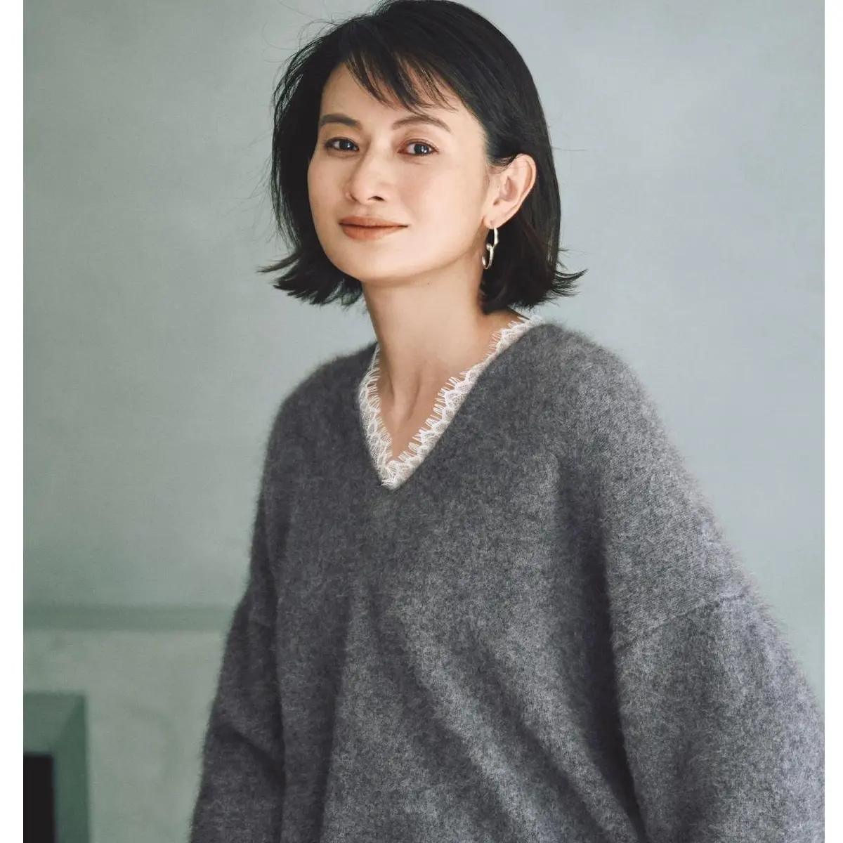 首元のレースディテールを生かして冬のワンツーコーデに華やぎをプラス。最低気温0℃｜1/13(火)【50代の毎日コーデ】 | Web eclat | 50代女性のためのファッション、ビューティ ...