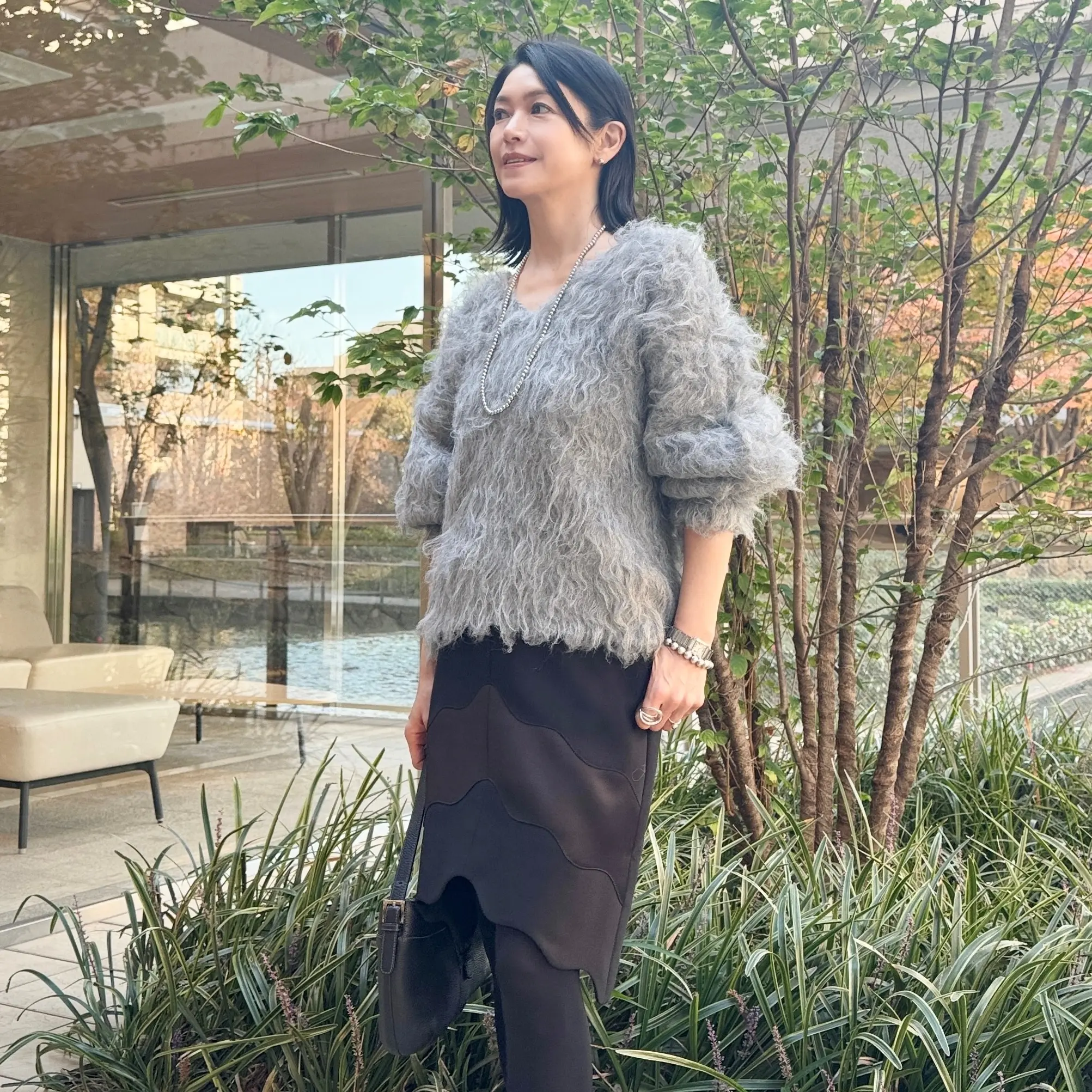 【おしゃれな40代・50代 冬の最愛スカートコーデ】個性が光る黒スカートで歩く姿も印象的に！ | Web eclat | 50代女性のためのファッション、ビューティ、ライフスタイル最新情報