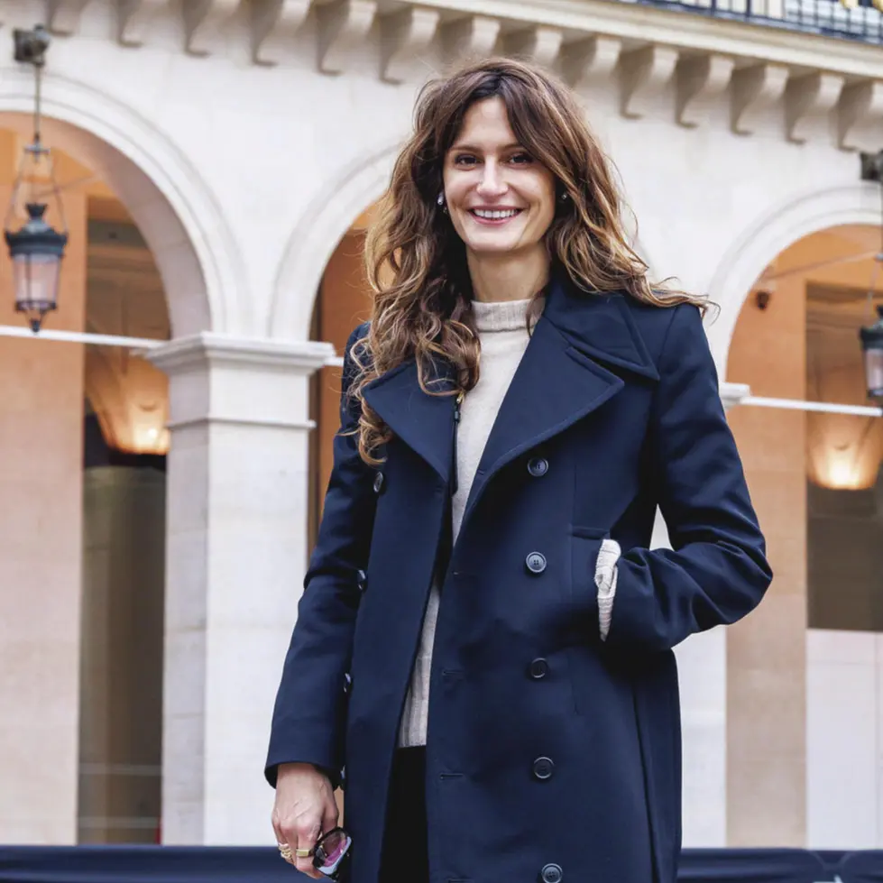 パリのマダムが支持するのは知的でエレガントな「ロングコート」コーデ【海外ファッションSNAP】 | Web eclat | 50代女性のためのファッション、ビューティ、ライフスタイル最新情報