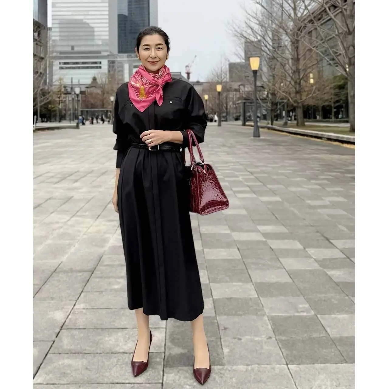 シンプルな冬のモノトーンコーデが一気に華やかに！おしゃれな50代愛用の「スカーフ・ストール」5選 | Web eclat | 50代女性のためのファッション、ビューティ、ライフスタイル最新情報