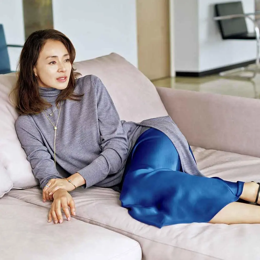 ツヤ感ある「コバルトブルー」のサテンスカートが高級感を演出【SHIHOがまとう“夏の青”】 | Web eclat | 50代女性のためのファッション、ビューティ、ライフスタイル最新情報